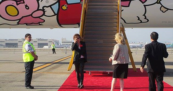 X Japan's Yoshiki Flies on Hello Kitty Jet - Interest - Anime News Network