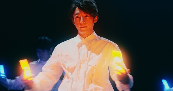 Popular Actor Issei Takahashi Has Light Stick Skills for Days ...