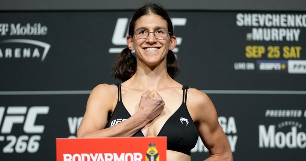 UFC Fighter Roxanne Modafferi Raises Attack On Titan Salute During ...