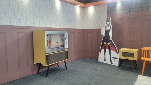 Lounge in the Forger's Living Room at Crunchyroll's Spy x Family Photo ...