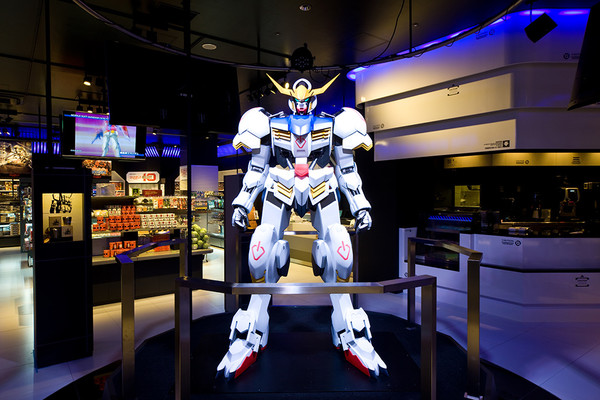 Zaku, Gundam Battle In Front of New Gundam Store in Osaka - Interest ...